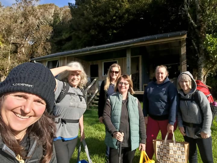 The Hut | Off-grid Escape Beneath Taranaki Maunga - Inglewood