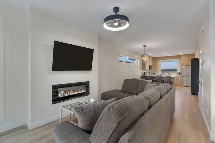 Modern Home By Shaganappi Ctrain With King Suite - Calgary