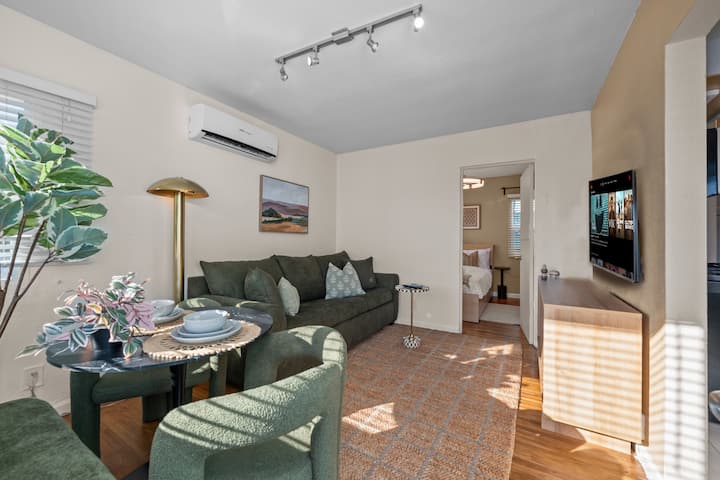 Stylish 1br Home W/ Parking | Near Zoo & Downtown - San Diego, CA