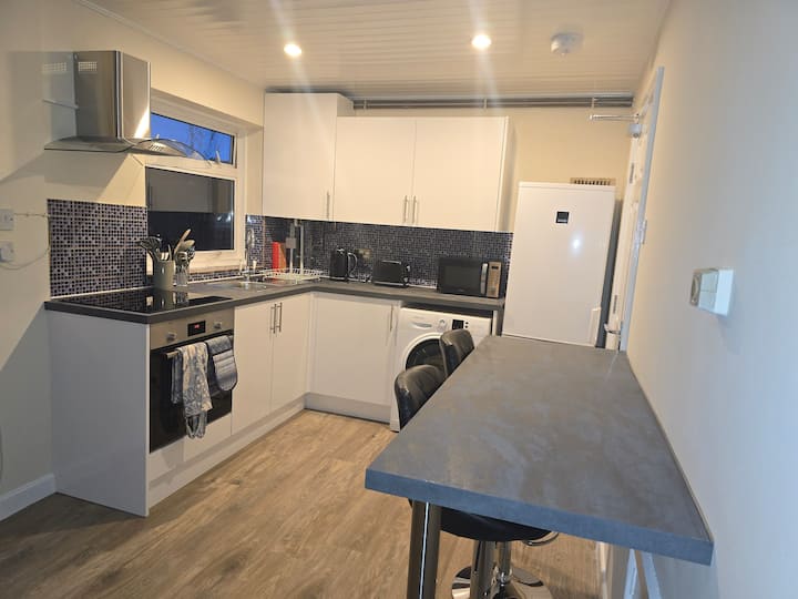 Cosy Double Bedroom With Tv In 2-bed House - Milton Keynes