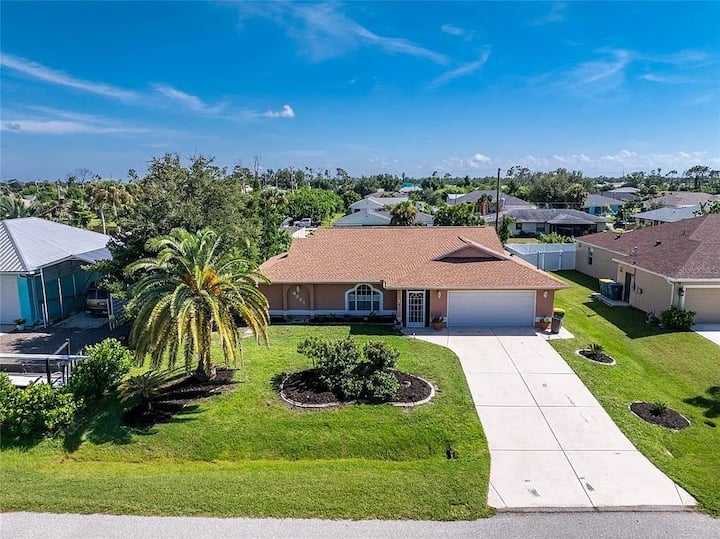 Relaxing Coastal Pool Home Minutes To The Gulf - Englewood, FL