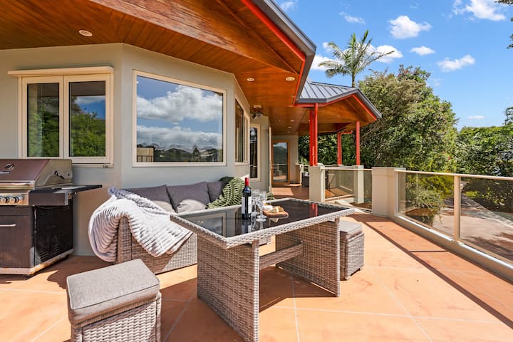 Spacious Retreat With Views, Hot Tub, Games Room! - Whangārei