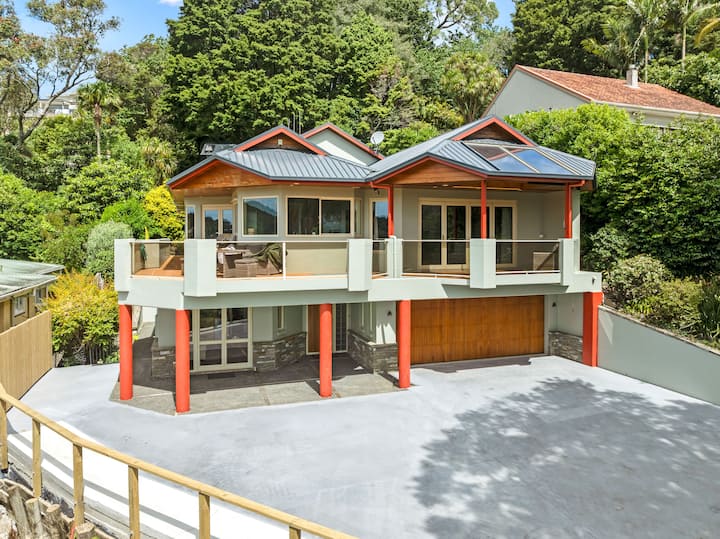 Central Group Getaway! Hot Tub, Games Room, Views - Whangārei