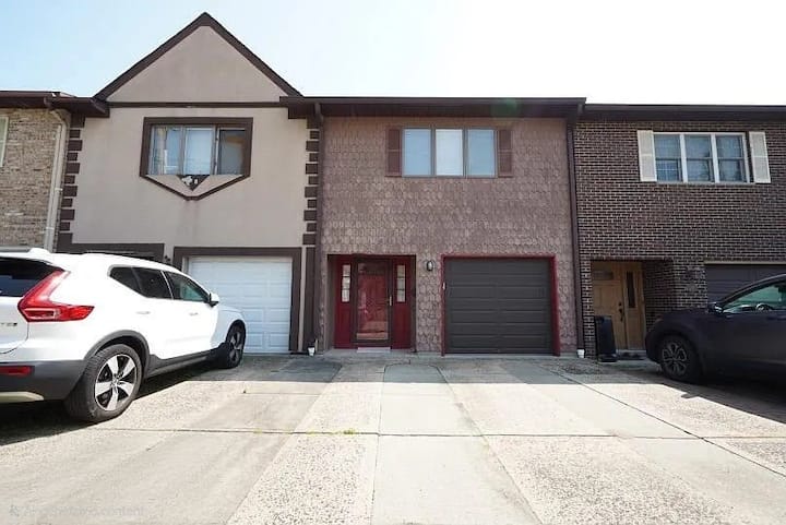 Stylish Townhouse Near World Cup Stadium! - East Rutherford, NJ