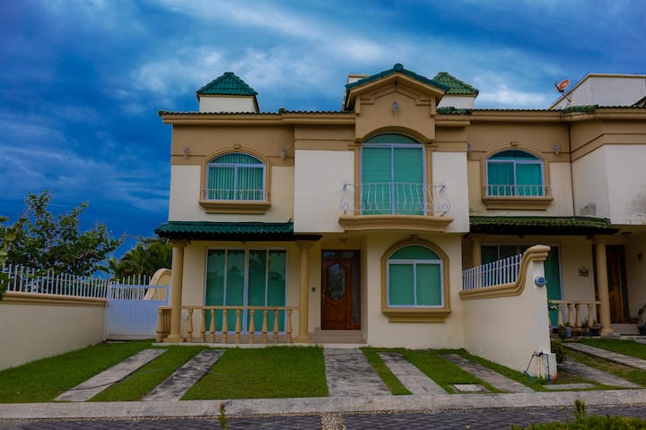 Casa Estilo Californiano Con Excelente Ubicación - Heroica Veracruz