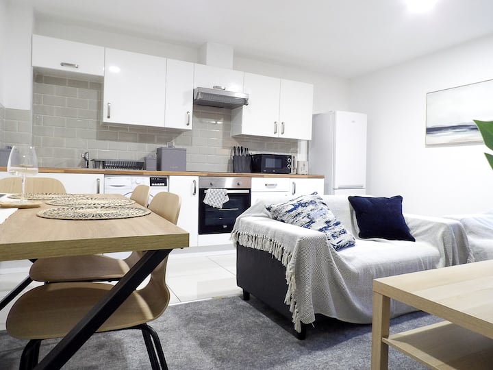 Stylish 3bed Apt | Prime Location | Sleeps 6 - Leeds Station