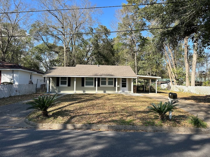 Lex’s Getaway Retreat (Midtown) 
Pets Allowed - 莫比爾