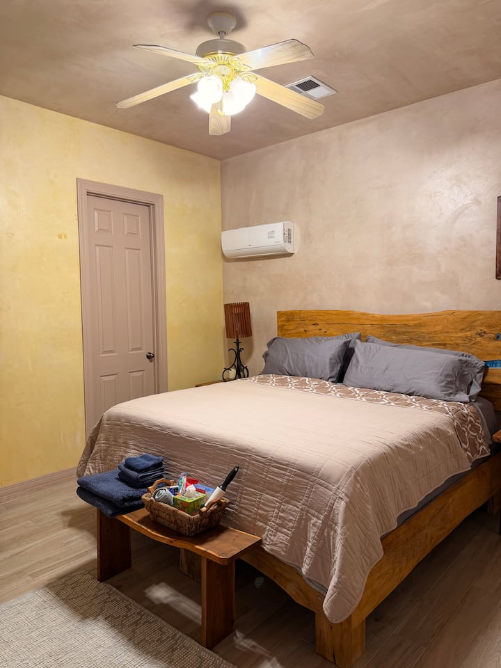 Desert Live Edge Guest House: Serene Comfort! - Casa Grande