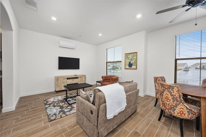 Modern Private Guest Suite Near Downtown & Parks! - Bakersfield, CA