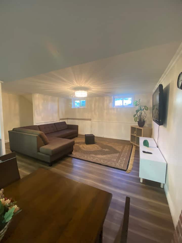 Basement Apartment With The Separate Entrance. - Aurora