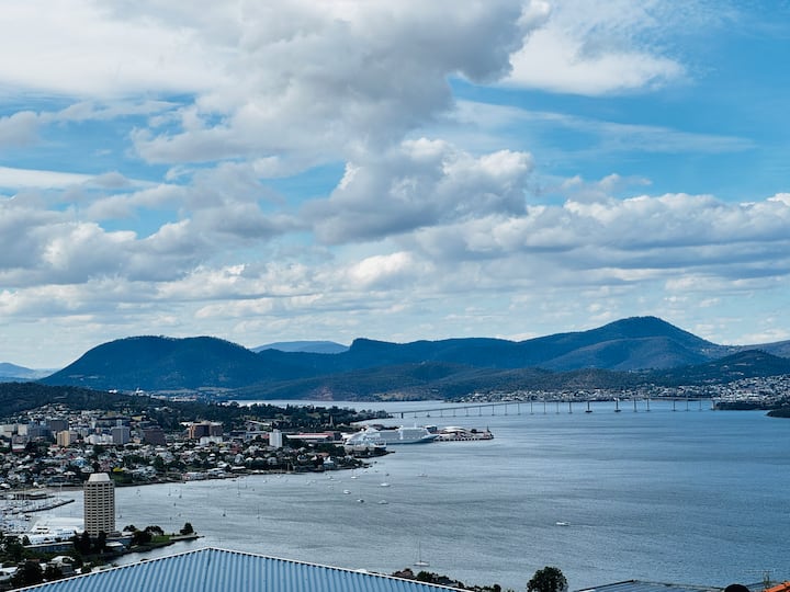 Stunning Sandy Bay Retreat - Hobart