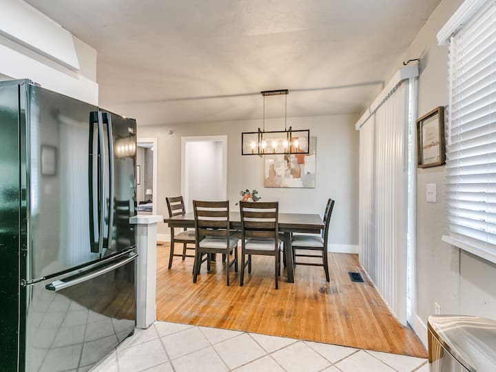 The Sobo 4 - A 4 Bedroom Economical Edmond Stay - Edmond, OK