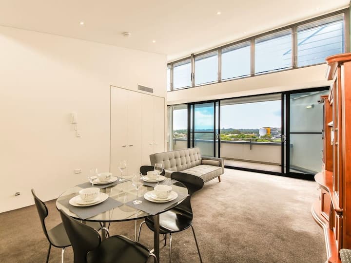 【随时可住】悉尼优雅复式两居室，新南威尔士大学旁，有轻轨、有商圈、位置优越 - Coogee