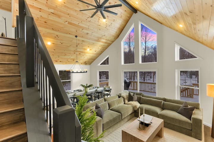 Cedar Woods Retreat | Pine Vaulted Chalet | Hottub - 莫斯科