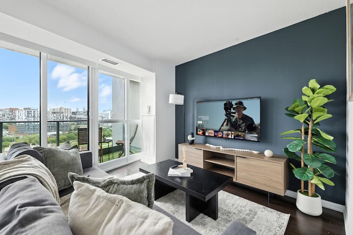 Spacious Fort York Retreat With City Views - Toronto, ON