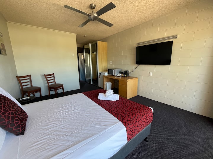 Ocean View Queen Room - Gladstone Central