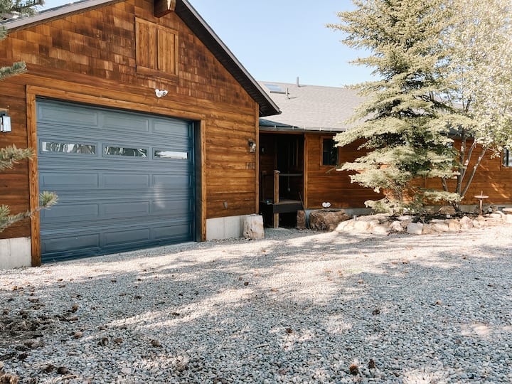 Sweetwater Cabin -Cozy Winter Retreat With Hot Tub - Garden City, UT