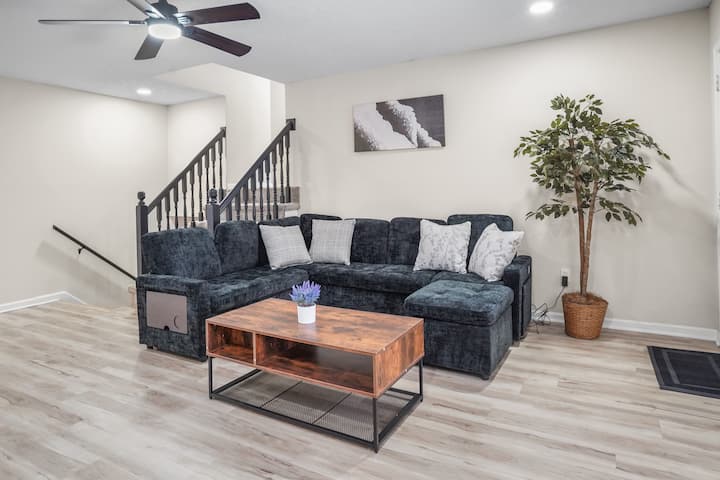 Large Olathe Getaway|4 Bath 3 Full Baths|sleeps 10 - Olathe, KS