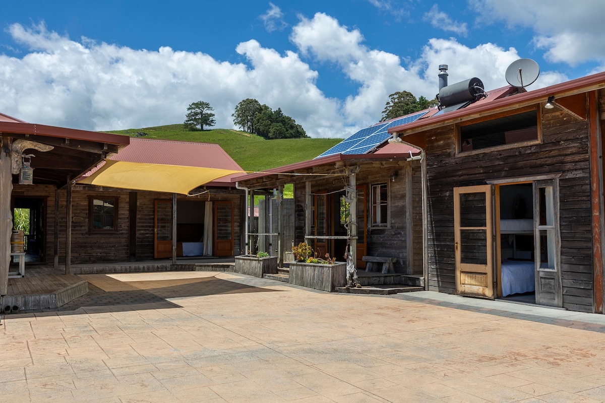 Cute cabin on sustainable lifestyle block - Cabins for Rent in Taipa ...