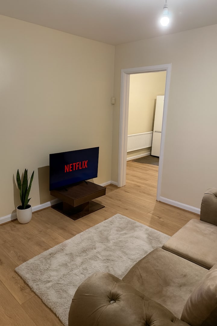 Modern 3-bed Home • Free Parking • Smart Tv • - Slough