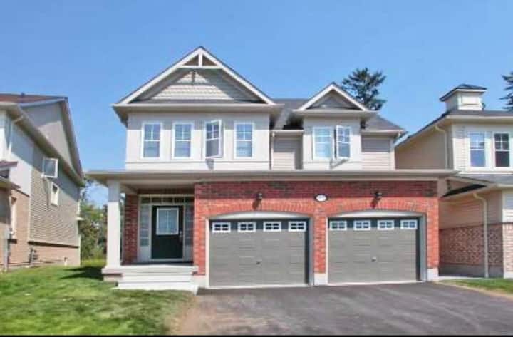 Guest-favourite, Cozy 4-bedroom Beautiful Home - Whitby