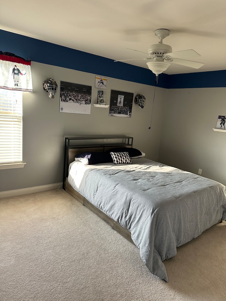 Private Bedroom In A 4000 Ft.² Five Bedroom House - Eureka, MO