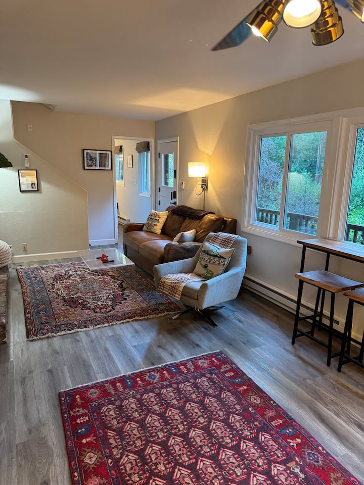 Dirt Manor: A Cosy Creekside Cabin - California