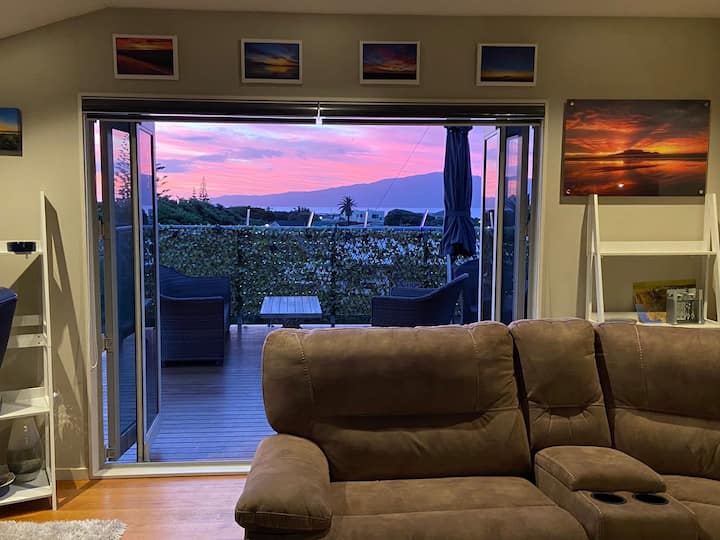 Beachside Getaway | 3br, Pet Friendly, Views - Paraparaumu
