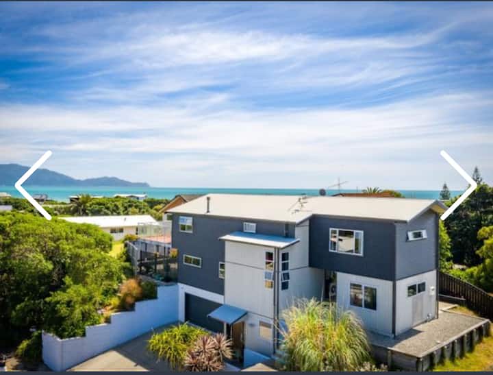Beachside Getaway | 3br, Pet Friendly, Views - Waikanae