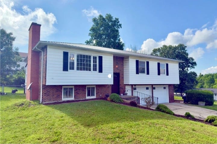 Home Sweet Home
3 Minutes From Main Gate Of Flw - Waynesville, MO