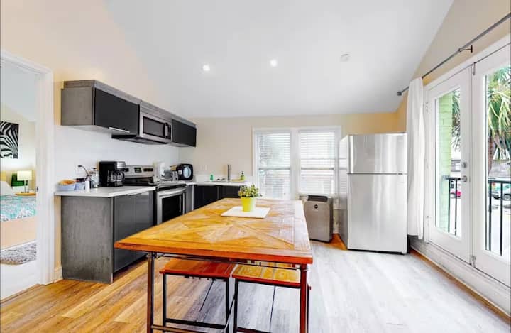 Folly Beach 2br Retreat-1 Block To Beach Center St - James Island, SC