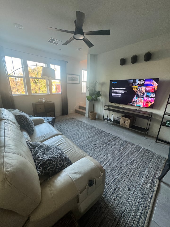 A Modern, Central Santa Clara Home Away From Home - Santa Clara, CA