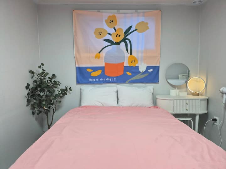 #청결/조용한숙소
#단기 장박할인중
/우정모임/커플
퀸침대3개
#Kt위즈파크
#월드컵경기장 - Suwon-si