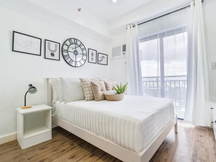 Condo Hotel Near It Park With Balcony | Work Desk - Cebu City