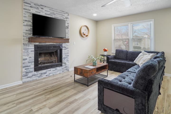 Modern Olathe Home|4 Bedrooms|3 Full Baths|sleep10 - Olathe, KS