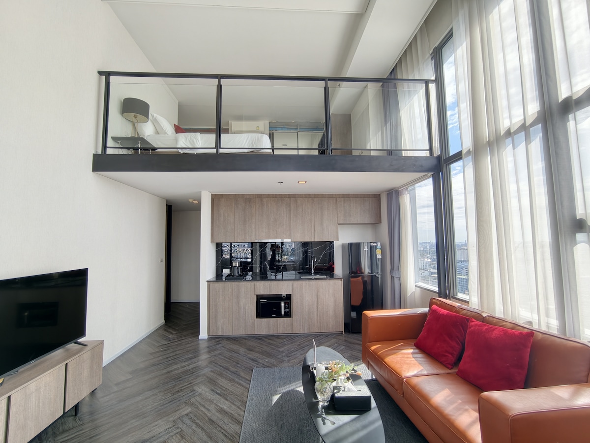 Monthly discount! 52 sqm large 1 bedroom loft luxury condo pool gym/BTS ...