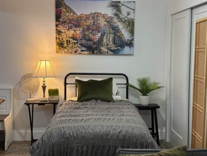 Cute, Cozy, Private Bungalow - Stockton, CA