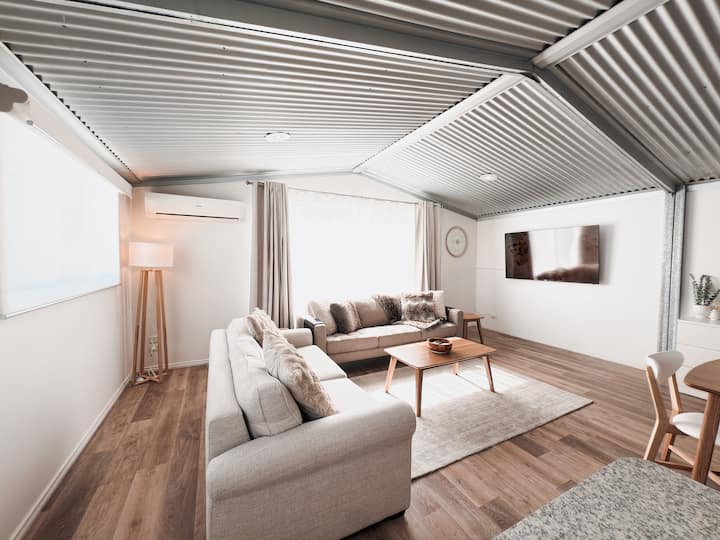 Barn Stay | Minutes To Lake Mulwala - The Hangar - Bundalong