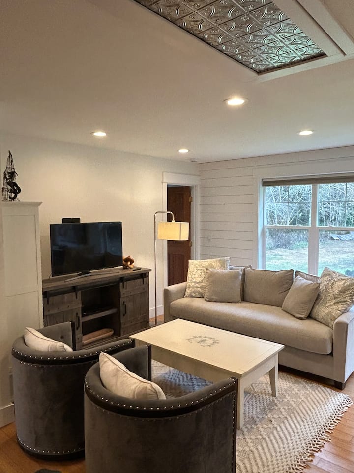 The Farmhouse Cottage | Organic Farm Retreat - Silverdale, WA