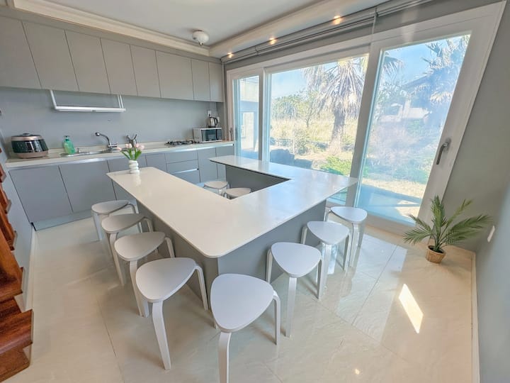 오픈2주간특별할인 김녕바다 바로앞 방5개 단독사용 퀸침대7개 화장실2개 15인용대형식탁완비 - Jeju-si