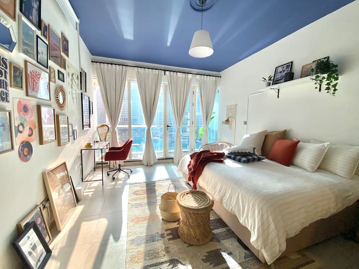 Bohemian Studio With Gorgeous Lake View - Dubai