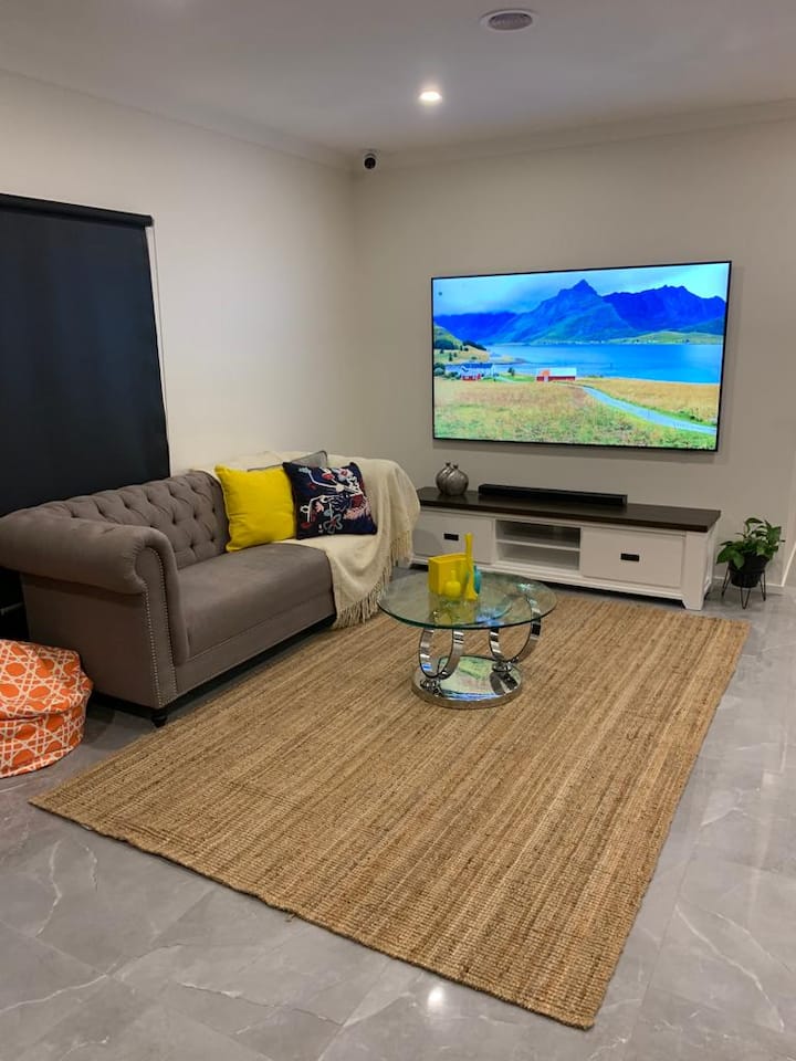 Fresh & Modern 3br Home • Ensuite • Open Views - Caroline Springs