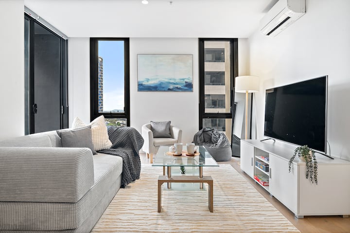 Spacious Sky-high Views • Modern 2br • Pool & Gym - Melbourne