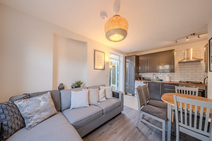 Modern 3-bed Home Minutes From Westfield & Station - Ilford