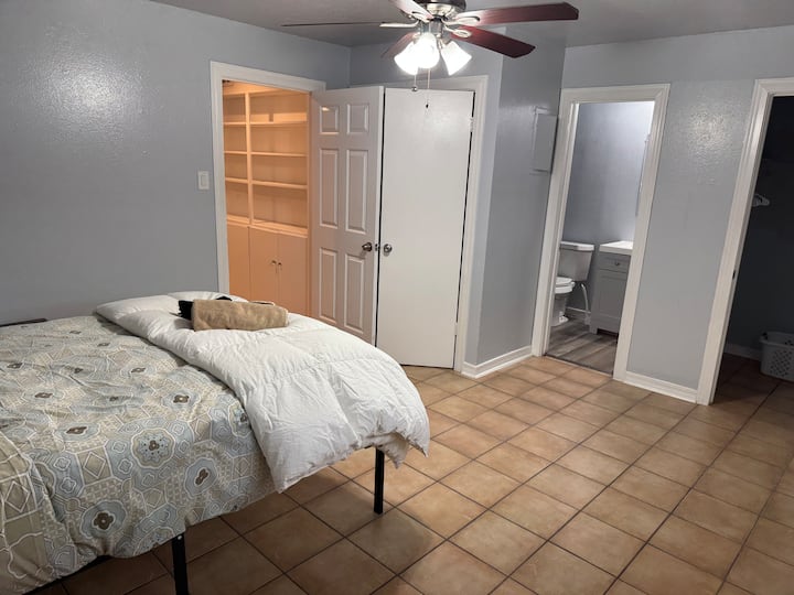 Open Space 1 Bd/bh Apt No.102 In The Heart Of Dfw - Arlington, TX