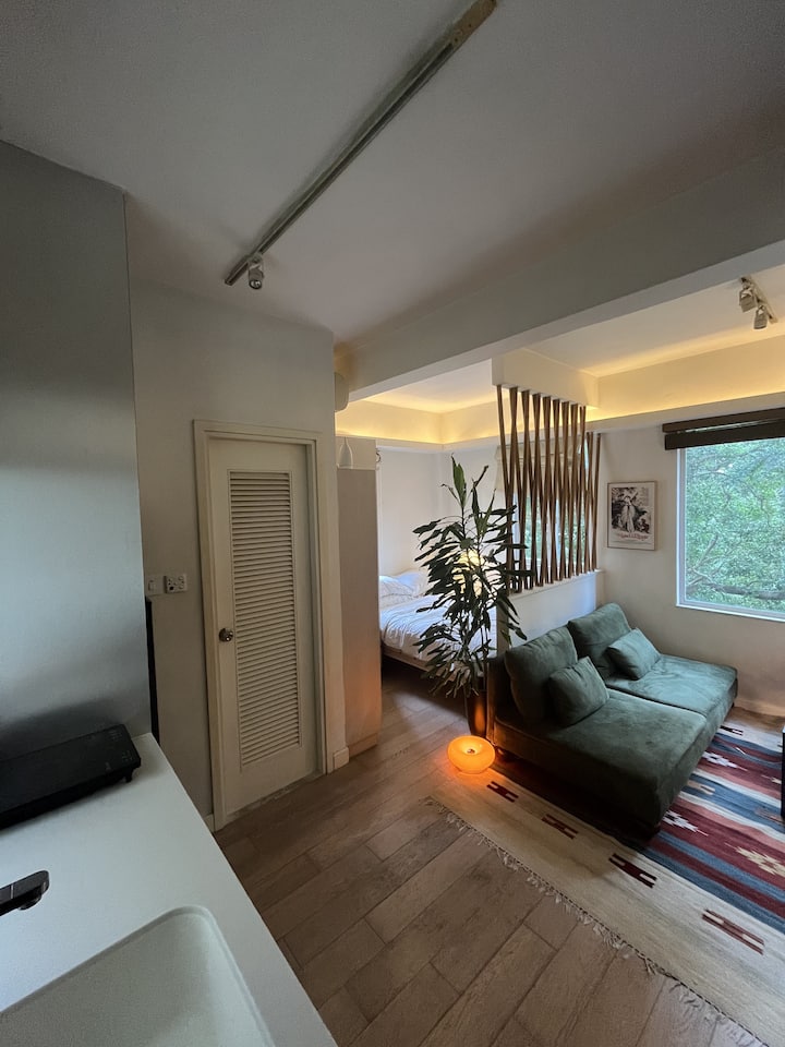 Tai Ping Shan Studio In Authentic Walk‑up - Wan Chai