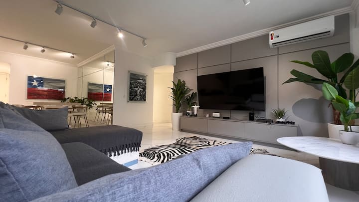 Modern 5 Bedroom Retreet & Seconds From The Beach - Rio de Janeiro