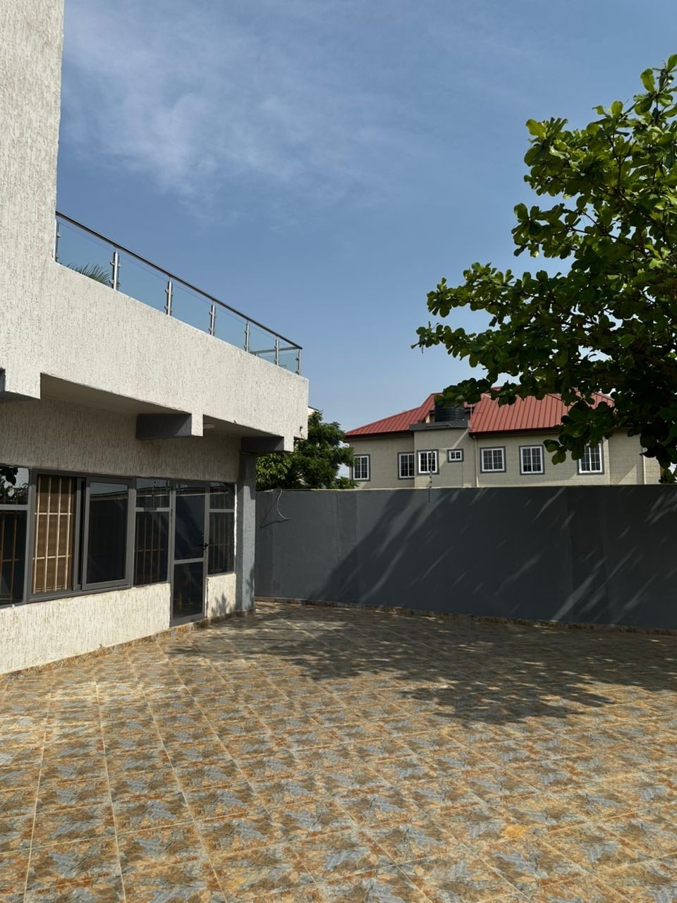 Maison avec 3 chambres et 3 salles de bain, toit-terrasse et bar privé ...