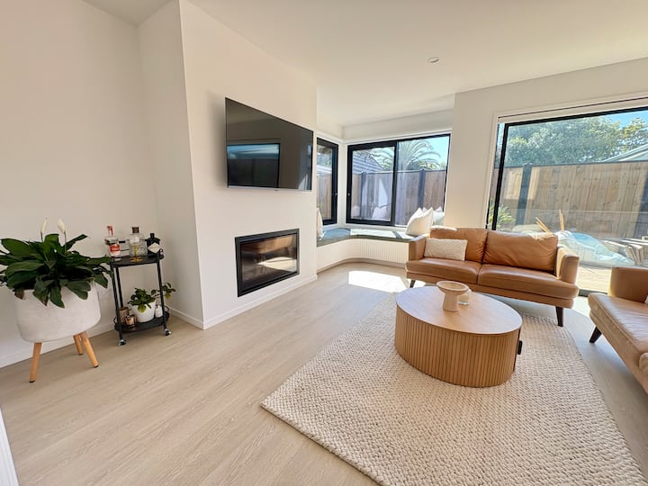 Brand New Designer Coastal Retreat - Papamoa