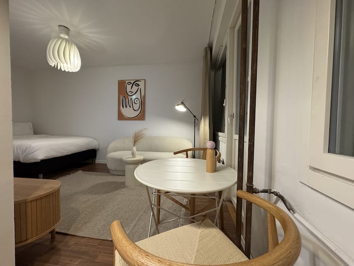 Tyylikäs Ja Valoisa Yksiö Loistavalla Sijainnilla - Helsinki